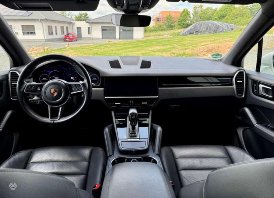 White Porsche Cayenne 2019 in Utena, with an engine capacity of 3.00 L and mileage of 160 thousand km for 38400 €, photo 14 on AUTOMOTO.COM.LV