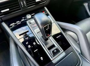 White Porsche Cayenne 2019 in Utena, with an engine capacity of 3.00 L and mileage of 160 thousand km for 38400 €, photo 16 on AUTOMOTO.COM.LV