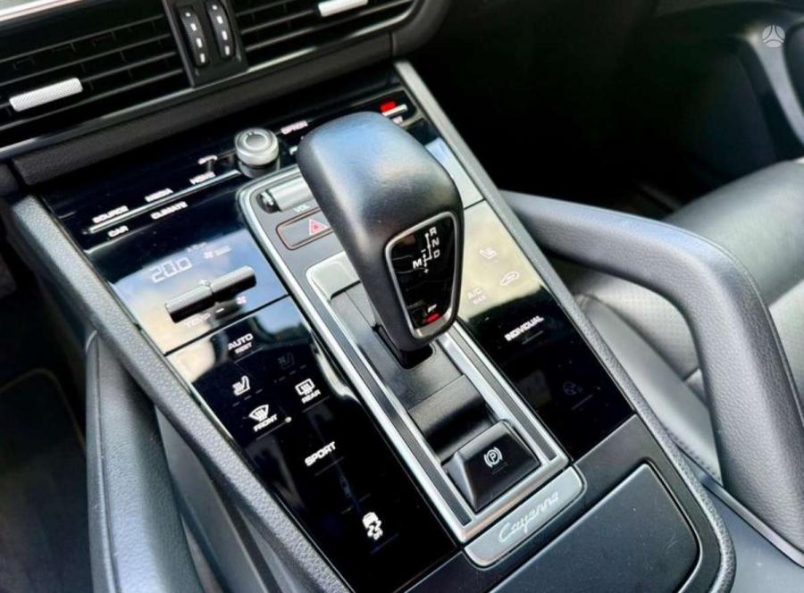 White Porsche Cayenne 2019 in Utena, with an engine capacity of 3.00 L and mileage of 160 thousand km for 38400 €, photo 16 on AUTOMOTO.COM.LV
