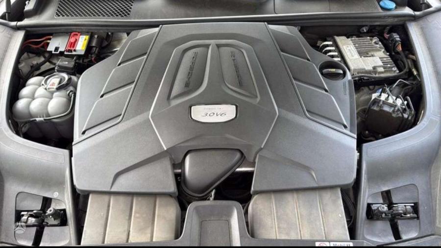 White Porsche Cayenne 2019 in Utena, with an engine capacity of 3.00 L and mileage of 160 thousand km for 38400 €, photo 17 on AUTOMOTO.COM.LV