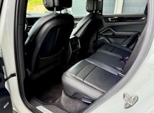 White Porsche Cayenne 2019 in Utena, with an engine capacity of 3.00 L and mileage of 160 thousand km for 38400 €, photo 18 on AUTOMOTO.COM.LV