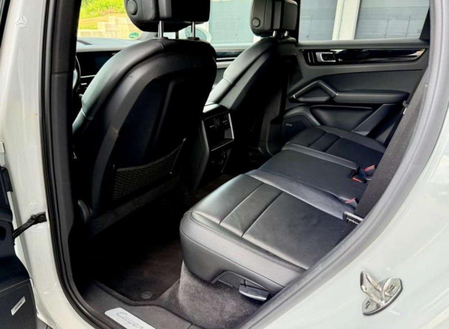 White Porsche Cayenne 2019 in Utena, with an engine capacity of 3.00 L and mileage of 160 thousand km for 38400 €, photo 18 on AUTOMOTO.COM.LV