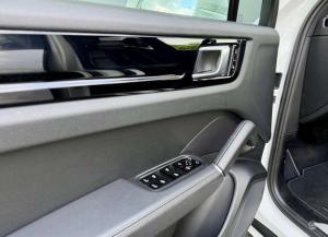 White Porsche Cayenne 2019 in Utena, with an engine capacity of 3.00 L and mileage of 160 thousand km for 38400 €, photo 20 on AUTOMOTO.COM.LV