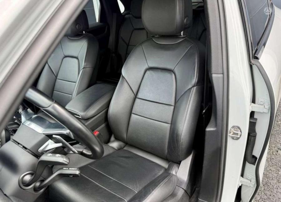 White Porsche Cayenne 2019 in Utena, with an engine capacity of 3.00 L and mileage of 160 thousand km for 38400 €, photo 21 on AUTOMOTO.COM.LV