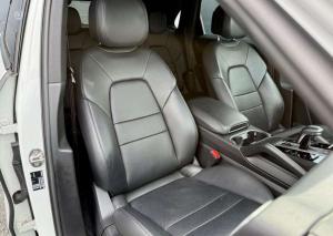 White Porsche Cayenne 2019 in Utena, with an engine capacity of 3.00 L and mileage of 160 thousand km for 38400 €, photo 22 on AUTOMOTO.COM.LV