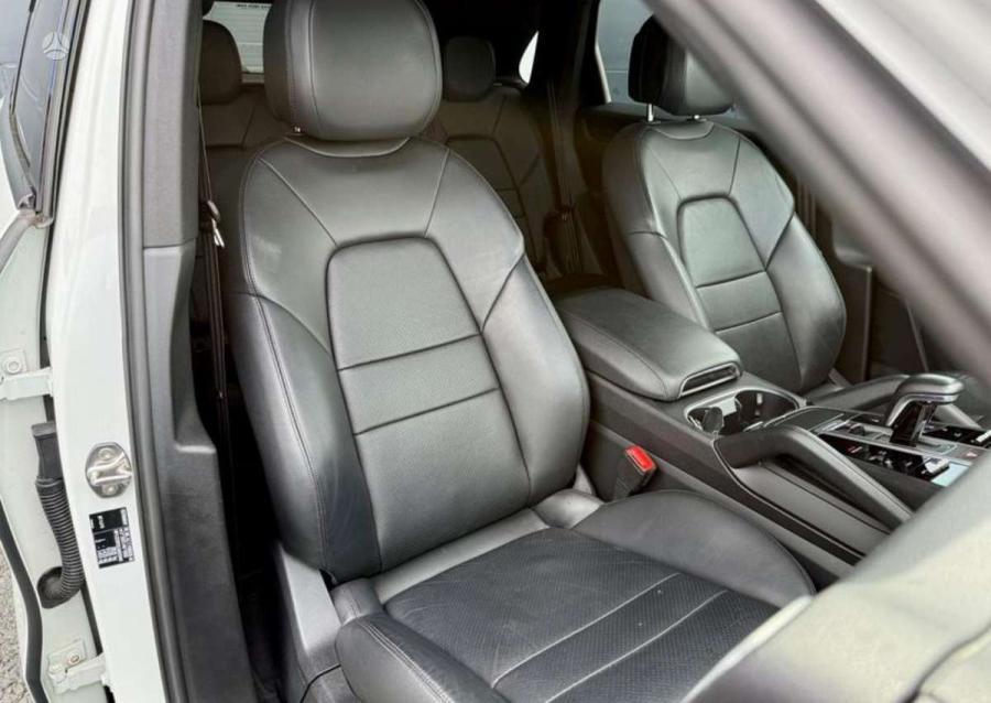 White Porsche Cayenne 2019 in Utena, with an engine capacity of 3.00 L and mileage of 160 thousand km for 38400 €, photo 22 on AUTOMOTO.COM.LV