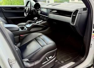 White Porsche Cayenne 2019 in Utena, with an engine capacity of 3.00 L and mileage of 160 thousand km for 38400 €, photo 23 on AUTOMOTO.COM.LV