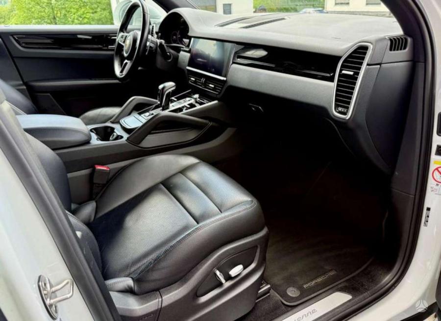 White Porsche Cayenne 2019 in Utena, with an engine capacity of 3.00 L and mileage of 160 thousand km for 38400 €, photo 23 on AUTOMOTO.COM.LV