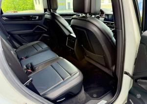White Porsche Cayenne 2019 in Utena, with an engine capacity of 3.00 L and mileage of 160 thousand km for 38400 €, photo 24 on AUTOMOTO.COM.LV