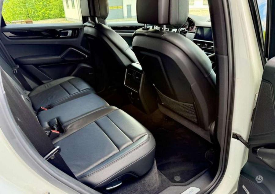White Porsche Cayenne 2019 in Utena, with an engine capacity of 3.00 L and mileage of 160 thousand km for 38400 €, photo 24 on AUTOMOTO.COM.LV
