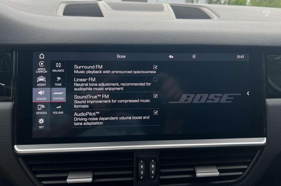 White Porsche Cayenne 2019 in Utena, with an engine capacity of 3.00 L and mileage of 160 thousand km for 38400 €, photo 26 on AUTOMOTO.COM.LV