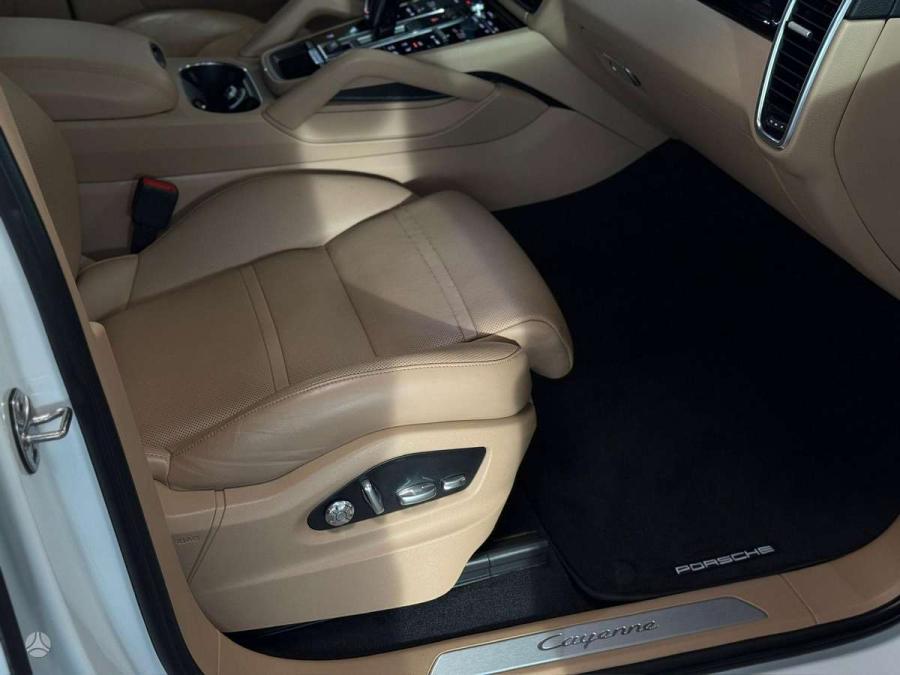 Balts Porsche Cayenne 2019 Klaipėda, ar dzinēja tilpumu 3.00 L un nobraukumu 140 tūkst. km par 37550 €, foto 33 vietnē AUTOMOTO.COM.LV