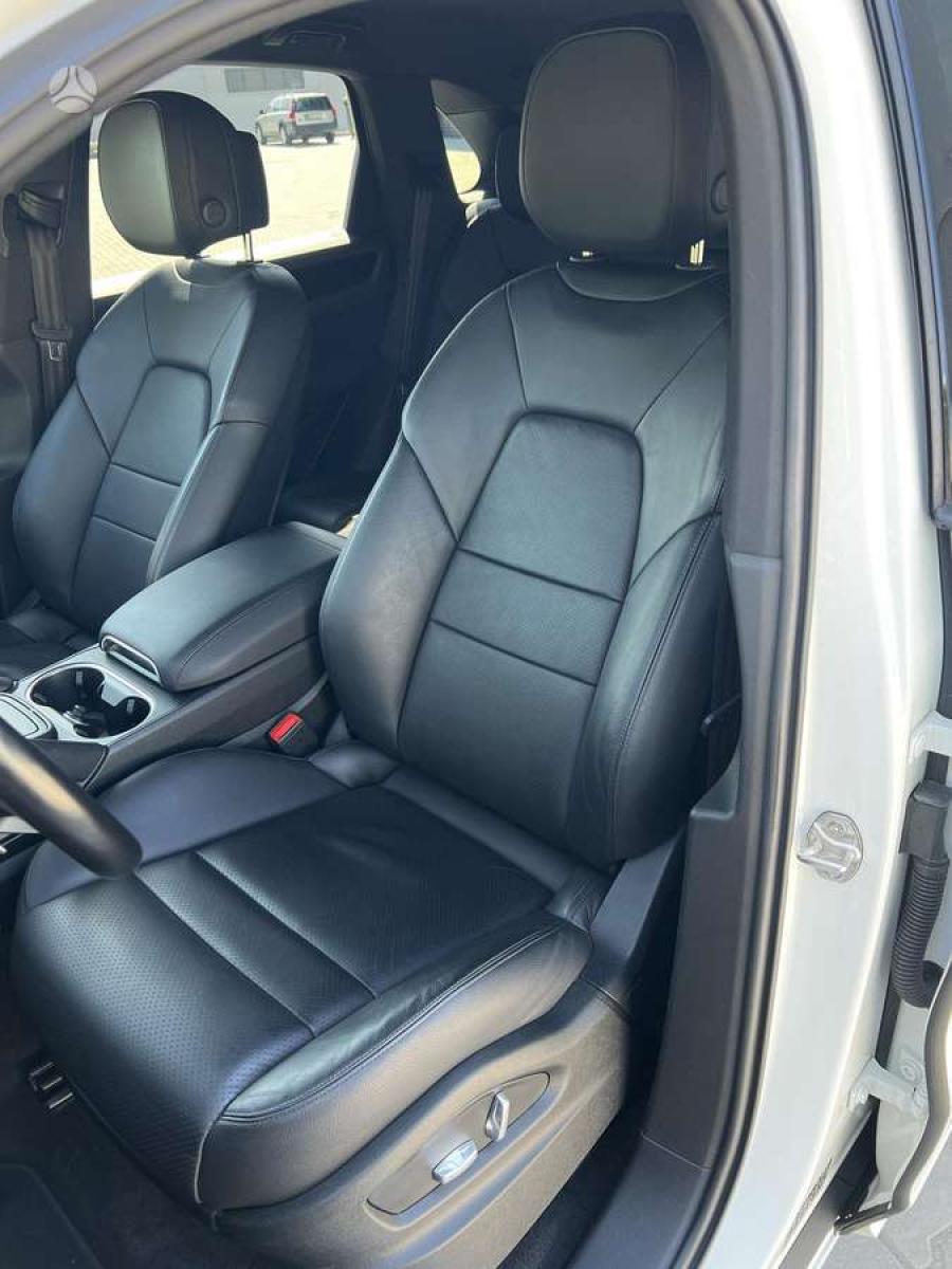 Balts Porsche Cayenne 2019 Utena, ar dzinēja tilpumu 3.00 L un nobraukumu 160 tūkst. km par 39800 €, foto 37 vietnē AUTOMOTO.COM.LV
