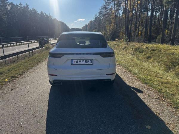 White Porsche Cayenne 2019 in Vilnius, with an engine capacity of 3.00 L and mileage of 167 thousand km for 40900 €, photo 7 on AUTOMOTO.COM.LV