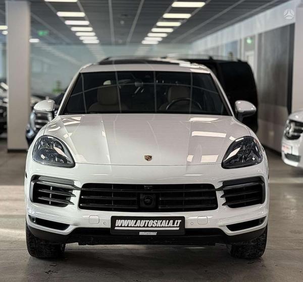 White Porsche Cayenne 2019 in Klaipeda, with an engine capacity of 3.00 L and mileage of 140 thousand km for 35090 €, photo 1 on AUTOMOTO.COM.LV