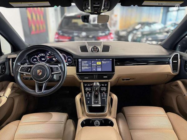 White Porsche Cayenne 2019 in Klaipeda, with an engine capacity of 3.00 L and mileage of 140 thousand km for 35090 €, photo 3 on AUTOMOTO.COM.LV