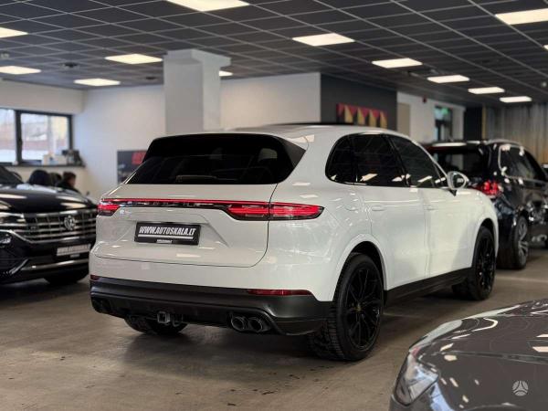 White Porsche Cayenne 2019 in Klaipeda, with an engine capacity of 3.00 L and mileage of 140 thousand km for 35090 €, photo 4 on AUTOMOTO.COM.LV
