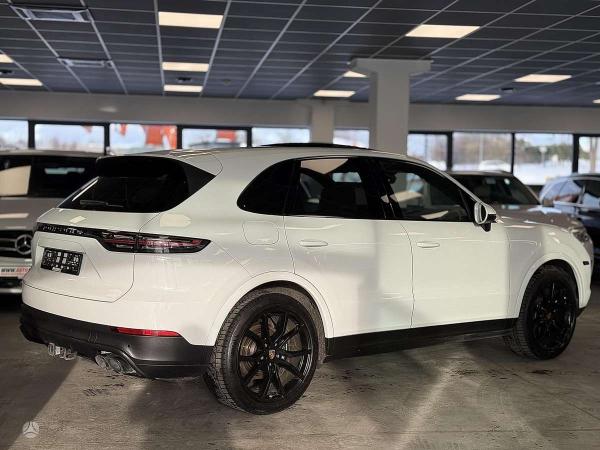 White Porsche Cayenne 2019 in Klaipeda, with an engine capacity of 3.00 L and mileage of 140 thousand km for 35090 €, photo 7 on AUTOMOTO.COM.LV
