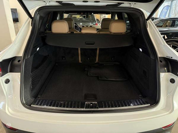 White Porsche Cayenne 2019 in Klaipeda, with an engine capacity of 3.00 L and mileage of 140 thousand km for 35090 €, photo 8 on AUTOMOTO.COM.LV