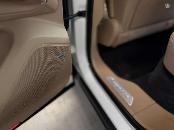White Porsche Cayenne 2019 in Klaipeda, with an engine capacity of 3.00 L and mileage of 140 thousand km for 35090 €, photo 10 on AUTOMOTO.COM.LV