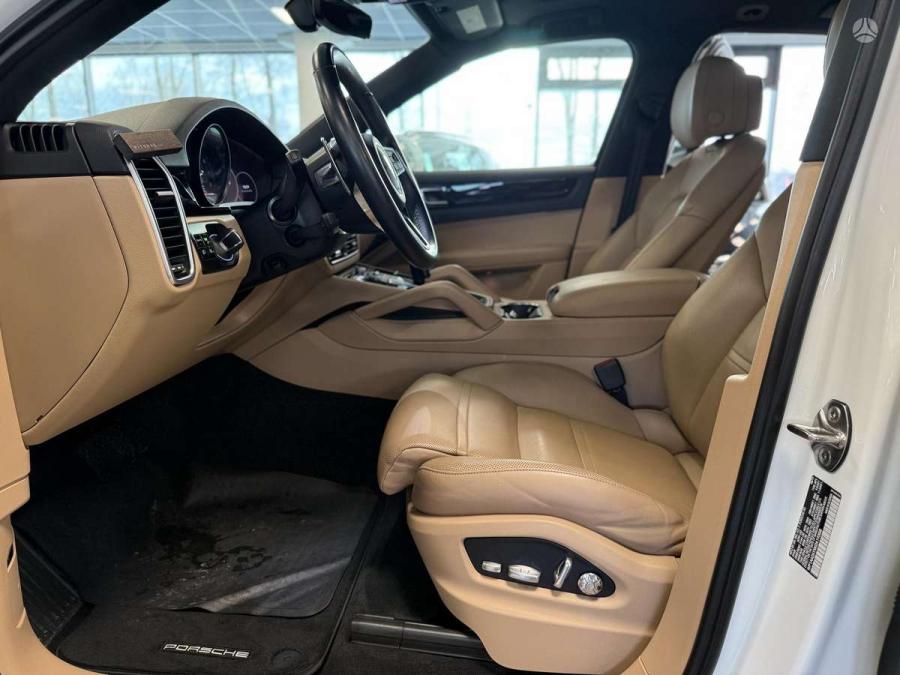 Balts Porsche Cayenne 2019 Klaipėda, ar dzinēja tilpumu 3.00 L un nobraukumu 140 tūkst. km par 35090 €, foto 13 vietnē AUTOMOTO.COM.LV