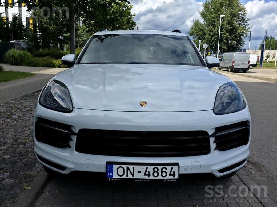 White Porsche Cayenne 2019 in Riga, with an engine capacity of 2.90 L and mileage of 293 thousand km for 39799 €, photo 3 on AUTOMOTO.COM.LV