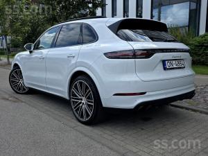 White Porsche Cayenne 2019 in Riga, with an engine capacity of 2.90 L and mileage of 293 thousand km for 39799 €, photo 6 on AUTOMOTO.COM.LV