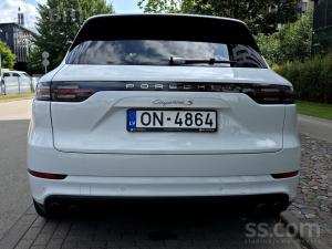 White Porsche Cayenne 2019 in Riga, with an engine capacity of 2.90 L and mileage of 293 thousand km for 39799 €, photo 7 on AUTOMOTO.COM.LV