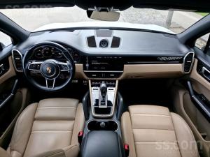 White Porsche Cayenne 2019 in Riga, with an engine capacity of 2.90 L and mileage of 293 thousand km for 39799 €, photo 10 on AUTOMOTO.COM.LV
