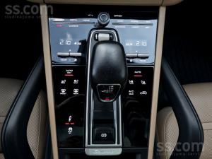 White Porsche Cayenne 2019 in Riga, with an engine capacity of 2.90 L and mileage of 293 thousand km for 39799 €, photo 19 on AUTOMOTO.COM.LV