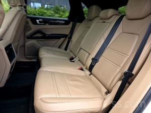 White Porsche Cayenne 2019 in Riga, with an engine capacity of 2.90 L and mileage of 293 thousand km for 39799 €, photo 25 on AUTOMOTO.COM.LV