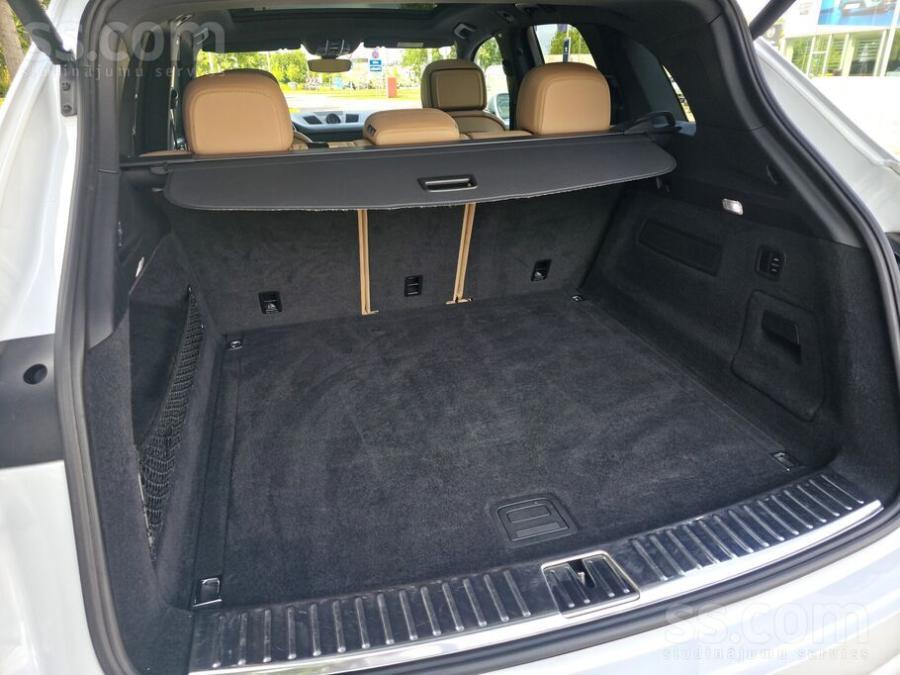 White Porsche Cayenne 2019 in Riga, with an engine capacity of 2.90 L and mileage of 293 thousand km for 39799 €, photo 33 on AUTOMOTO.COM.LV