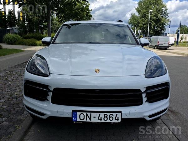 White Porsche Cayenne 2019 in Riga, with an engine capacity of 2.90 L and mileage of 293 thousand km for 39799 €, photo 2 on AUTOMOTO.COM.LV