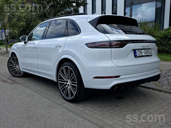 White Porsche Cayenne 2019 in Riga, with an engine capacity of 2.90 L and mileage of 293 thousand km for 39799 €, photo 5 on AUTOMOTO.COM.LV