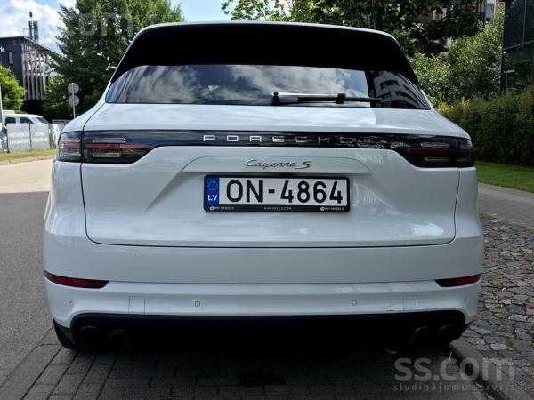 White Porsche Cayenne 2019 in Riga, with an engine capacity of 2.90 L and mileage of 293 thousand km for 39799 €, photo 6 on AUTOMOTO.COM.LV