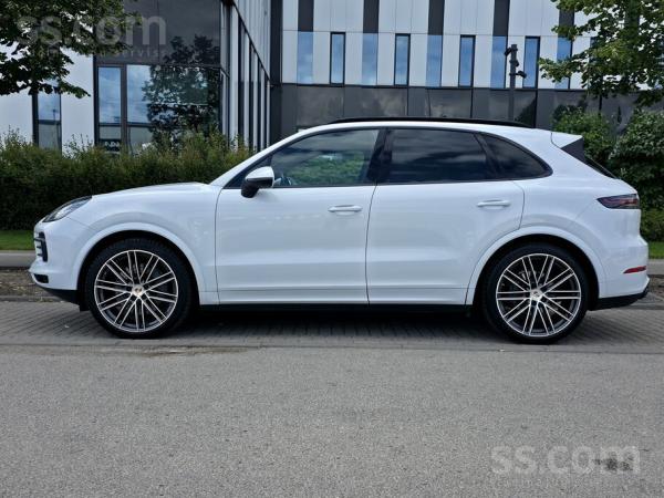 White Porsche Cayenne 2019 in Riga, with an engine capacity of 2.90 L and mileage of 293 thousand km for 39799 €, photo 8 on AUTOMOTO.COM.LV
