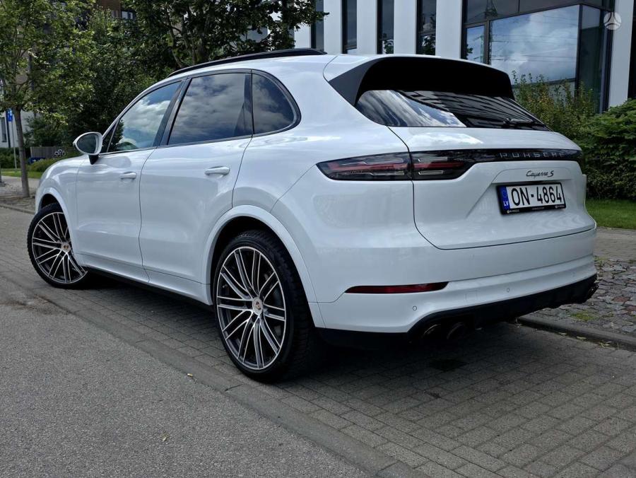 White Porsche Cayenne 2019 in Riga, with an engine capacity of 2.89 L and mileage of 293 thousand km for 39799 €, photo 4 on AUTOMOTO.COM.LV