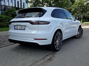 White Porsche Cayenne 2019 in Riga, with an engine capacity of 2.89 L and mileage of 293 thousand km for 39799 €, photo 5 on AUTOMOTO.COM.LV