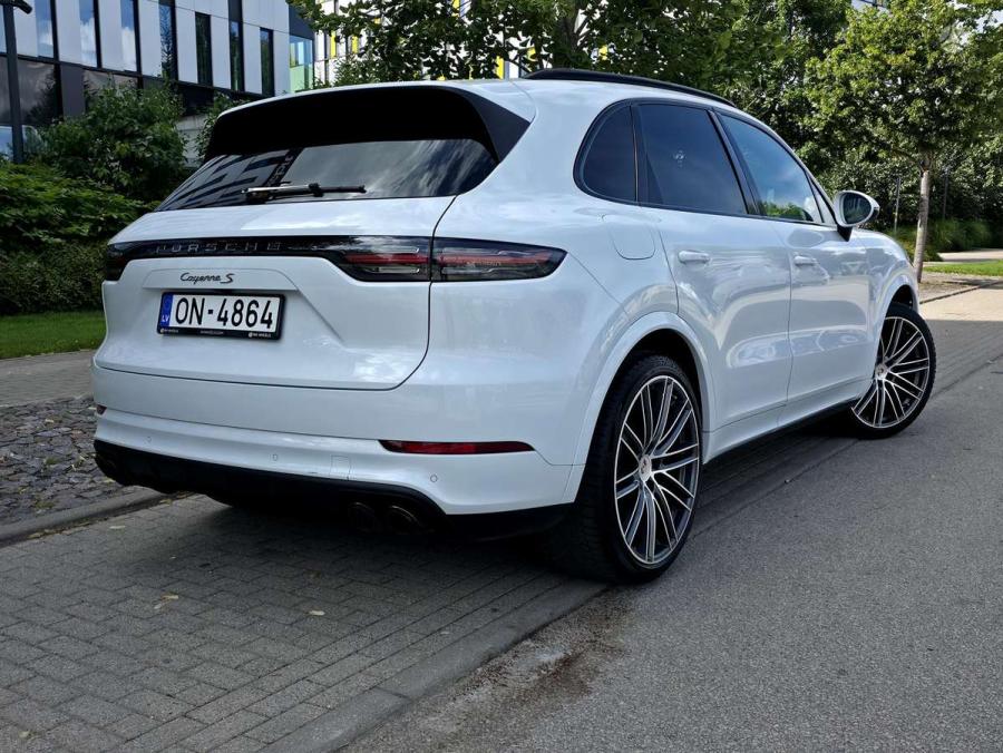 White Porsche Cayenne 2019 in Riga, with an engine capacity of 2.89 L and mileage of 293 thousand km for 39799 €, photo 5 on AUTOMOTO.COM.LV