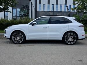 White Porsche Cayenne 2019 in Riga, with an engine capacity of 2.89 L and mileage of 293 thousand km for 39799 €, photo 6 on AUTOMOTO.COM.LV
