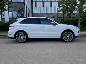 White Porsche Cayenne 2019 in Riga, with an engine capacity of 2.89 L and mileage of 293 thousand km for 39799 €, photo 7 on AUTOMOTO.COM.LV