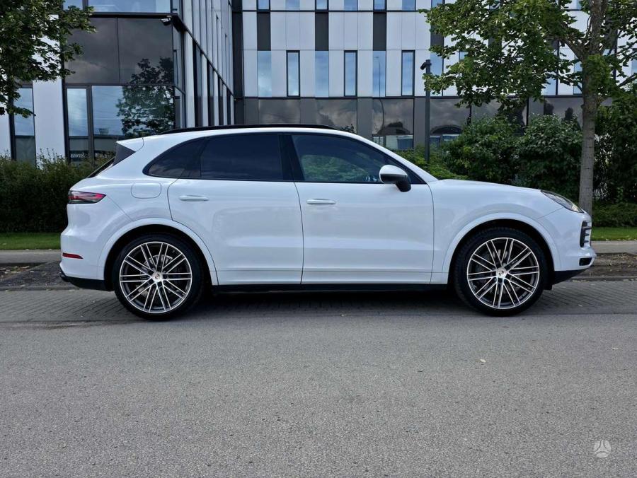 White Porsche Cayenne 2019 in Riga, with an engine capacity of 2.89 L and mileage of 293 thousand km for 39799 €, photo 7 on AUTOMOTO.COM.LV