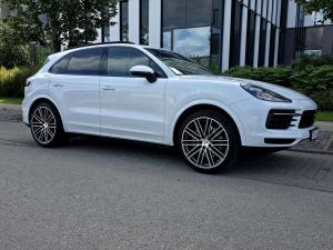 White Porsche Cayenne 2019 in Riga, with an engine capacity of 2.89 L and mileage of 293 thousand km for 39799 €, photo 8 on AUTOMOTO.COM.LV