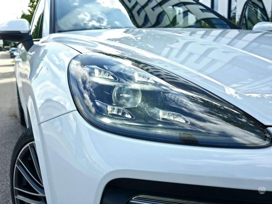 White Porsche Cayenne 2019 in Riga, with an engine capacity of 2.89 L and mileage of 293 thousand km for 39799 €, photo 10 on AUTOMOTO.COM.LV