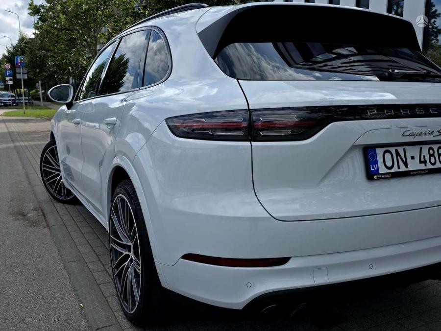 White Porsche Cayenne 2019 in Riga, with an engine capacity of 2.89 L and mileage of 293 thousand km for 39799 €, photo 11 on AUTOMOTO.COM.LV