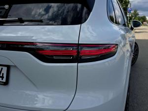 White Porsche Cayenne 2019 in Riga, with an engine capacity of 2.89 L and mileage of 293 thousand km for 39799 €, photo 12 on AUTOMOTO.COM.LV