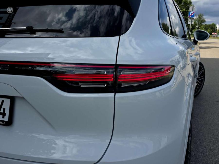 White Porsche Cayenne 2019 in Riga, with an engine capacity of 2.89 L and mileage of 293 thousand km for 39799 €, photo 12 on AUTOMOTO.COM.LV