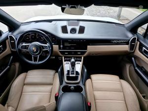 White Porsche Cayenne 2019 in Riga, with an engine capacity of 2.89 L and mileage of 293 thousand km for 39799 €, photo 15 on AUTOMOTO.COM.LV