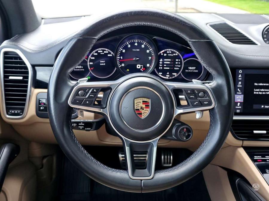 White Porsche Cayenne 2019 in Riga, with an engine capacity of 2.89 L and mileage of 293 thousand km for 39799 €, photo 16 on AUTOMOTO.COM.LV