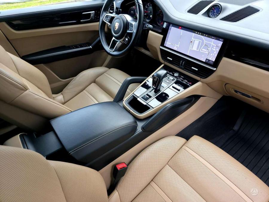 White Porsche Cayenne 2019 in Riga, with an engine capacity of 2.89 L and mileage of 293 thousand km for 39799 €, photo 17 on AUTOMOTO.COM.LV